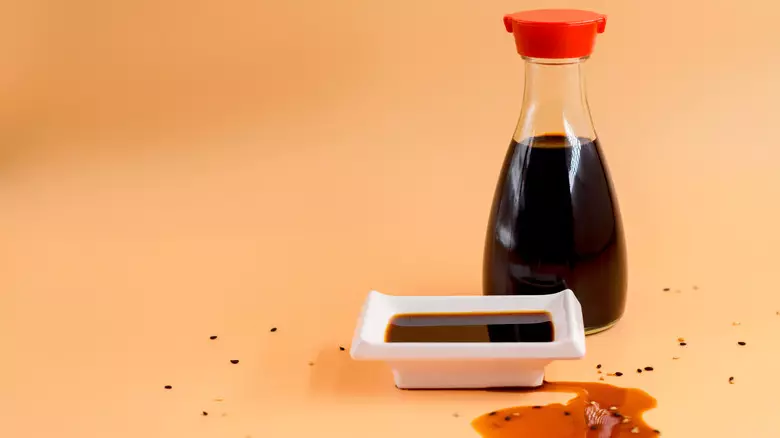 Otu karama na nnukwu efere soy sauce