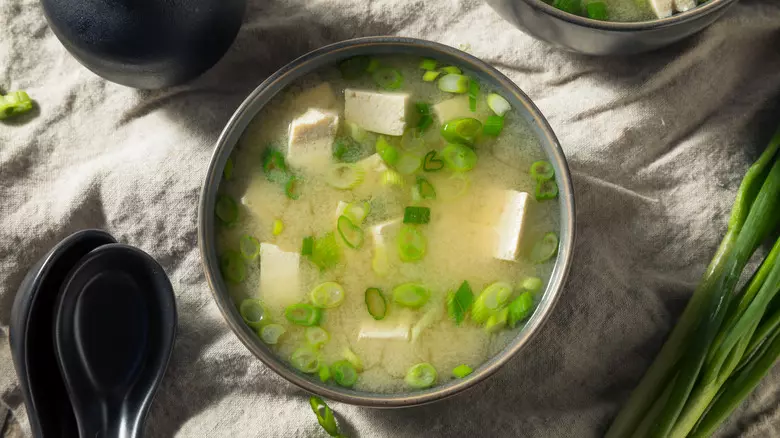 Isang mangkok ng miso soup na may tofu