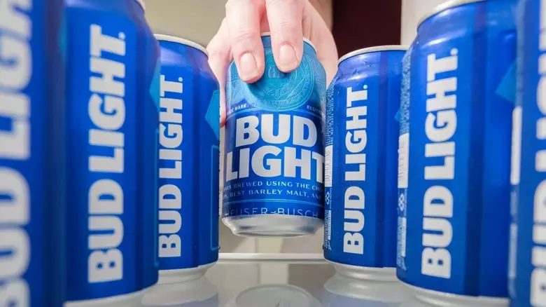 Jonge Bud Light NEXT seltzer drinkers op bank NFT