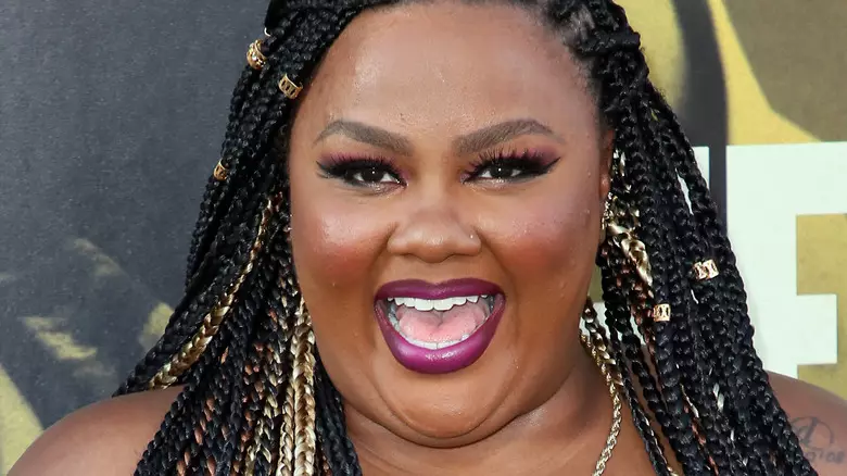 Nicole Byer böyük gülümsəyir