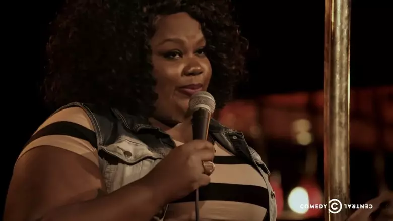 Nicole Byer mikrofonu tutur