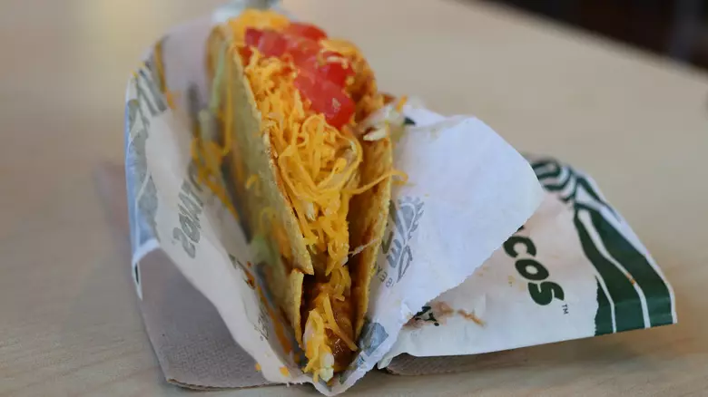 Del Taco Taco an engem gréngen a wäisse Wrapper