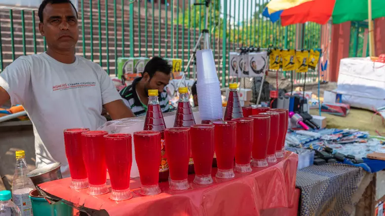 Ib tus neeg muag khoom rooh afza hauv Is Nrias teb