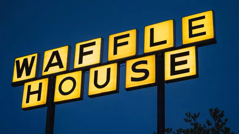 Waffle House Schild und Baum