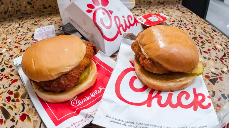 Dhá cheapaire Chick-fil-A