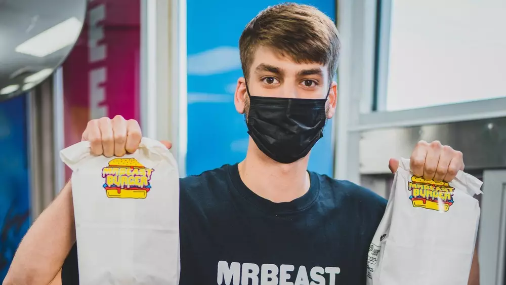 Muž, který držel pan Beast Burger tašky