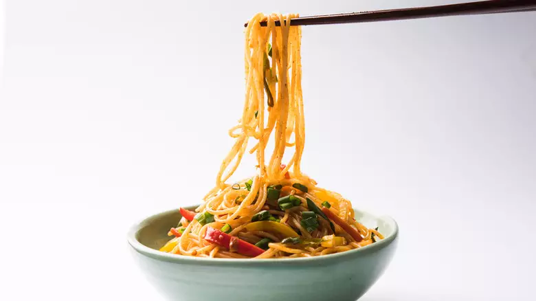 chopsticks li jżommu noodles chow mein