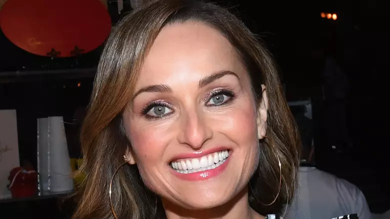 Giada De Laurentiis 微笑着，戴着圈形耳环