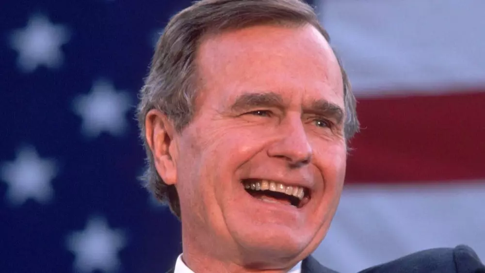 Prezident Jorj H.V. Bush qora kostyum kiygan