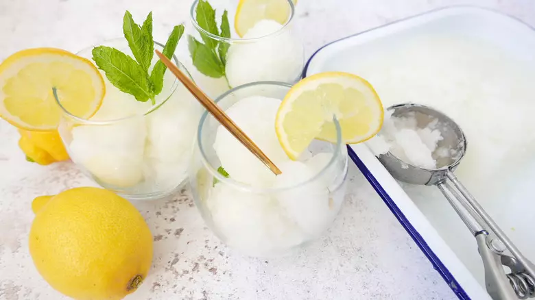 Lemon Italiyanci Ice na gida a cikin gilashi