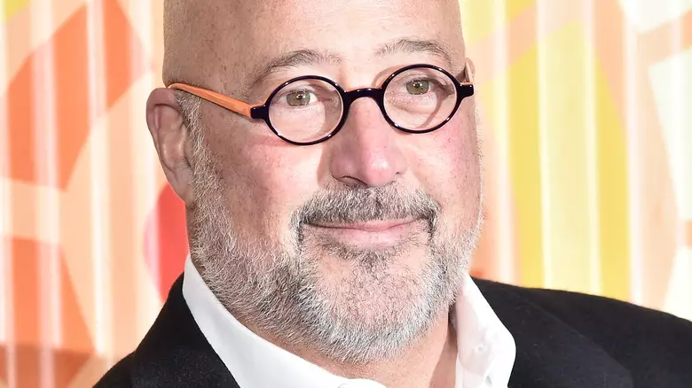 Andrew Zimmern glimlag