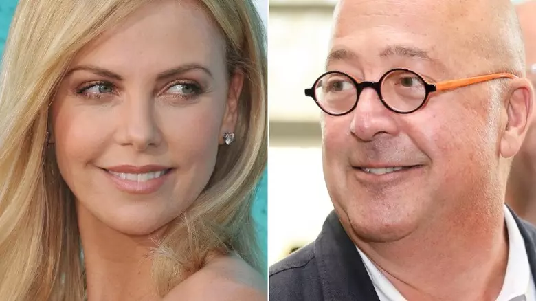 Charlize Theron en Andrew Zimmern glimlag