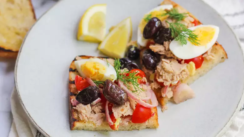 Postrežen toast Nicoise