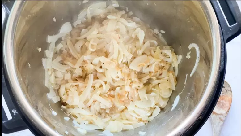 Zwiebeln kochen in einem Instant Pot