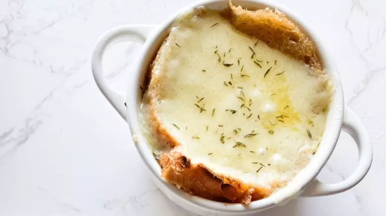 Zuppa di cipolle francese istantanea con crostino di formaggio