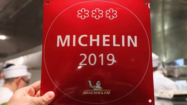 Persoun déi Michelin Star Plack hält