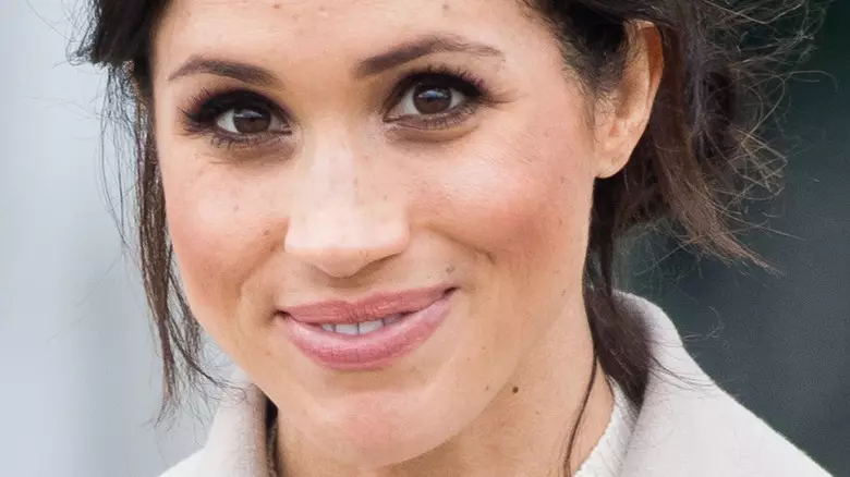 Meghan Markle tersenyum untuk jurugambar