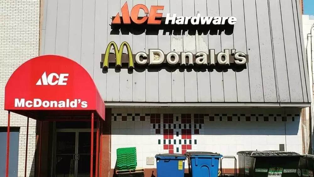 Tylne wejście do Ace Hardware/McDonald's w Waszyngtonie