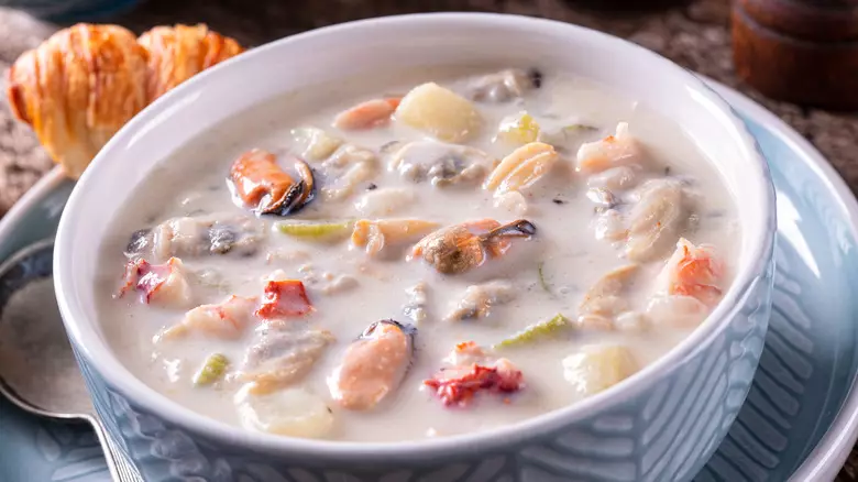 Chowder in ciotola di ceramica