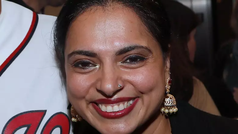 Maneet Chauhan აცვია საყურეები და წითელი პომადა