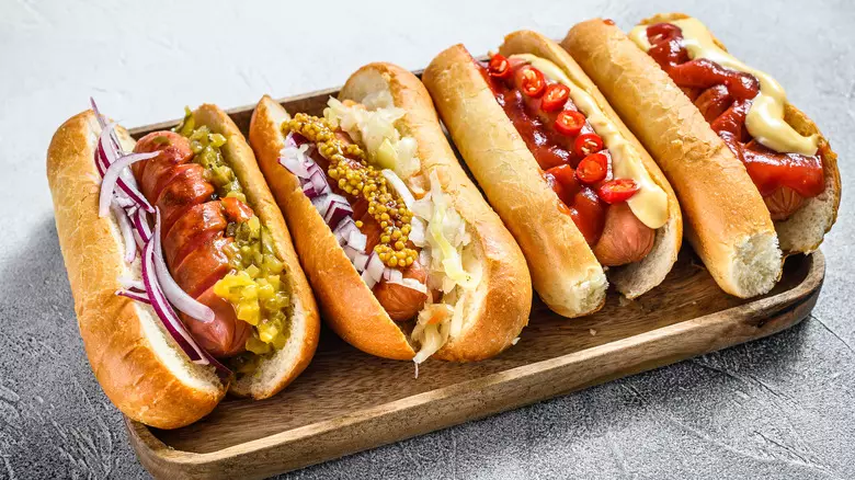 Hot dog con condimenti assortiti