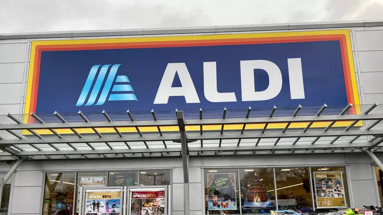 Aldi skylt och fönster