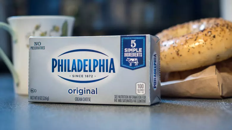 En blok Philadelphia flødeost ved siden af bagel