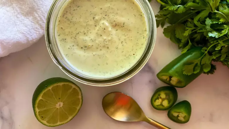 Copycat Chuy's Creamy Dip Recipe ya Jalapeno katika bakuli