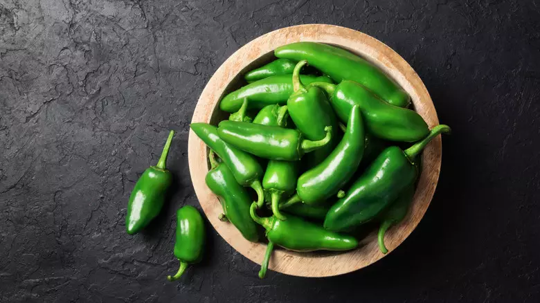 Jalapenos ya kijani kwenye bakuli