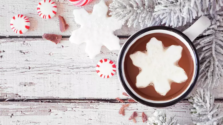 Heiße Schokolade mit schneeflockenförmigem Marshmallow