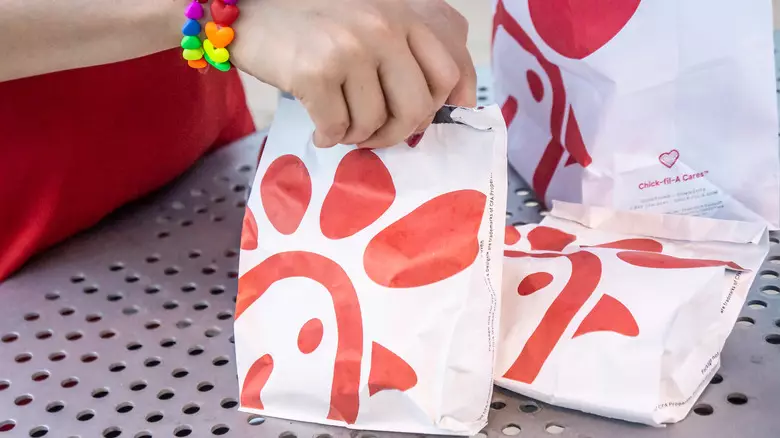 Mano sujetando una bolsa de Chick-fil-A