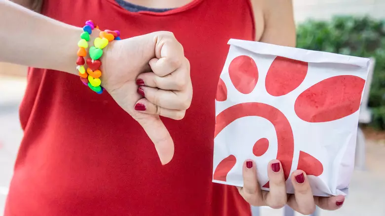 Fa'atau lima matua i lalo a'o uuina le taga Chick-fil-A