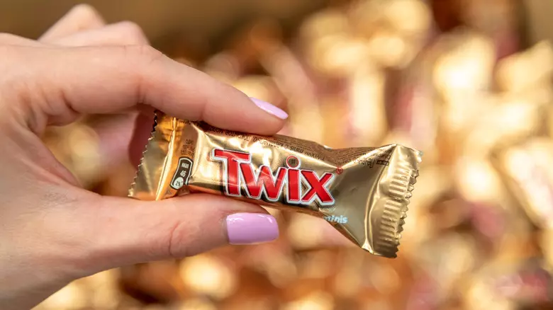 Treat size Twix v ruce