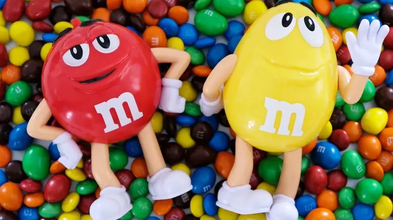 M&M ನ ರಾಶಿಯ ಮೇಲೆ M&M ನ ಅಕ್ಷರಗಳು