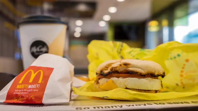 McDonalds-Mahlzeit mit Heißgetränk