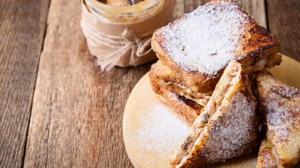 Roti panggang Prancis sing diisi selai kacang & pisang