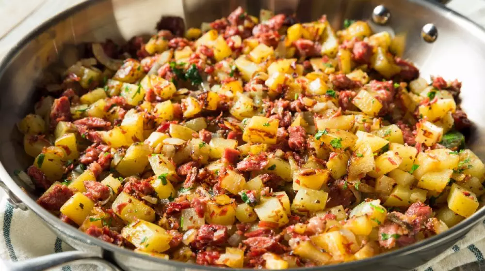 Hash de carne enlatada e ovos fritos