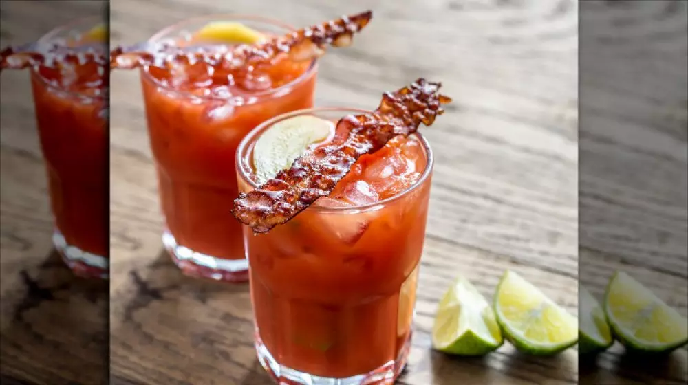 Bloody Mary yang diselitkan dengan Bacon