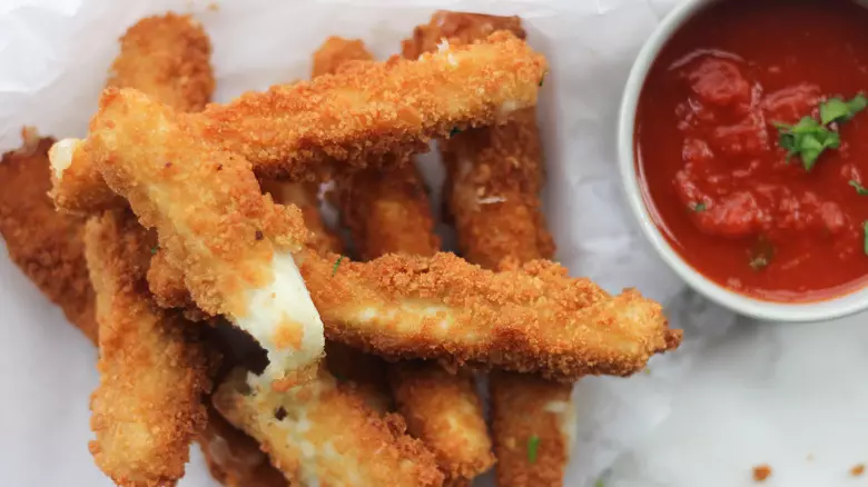 mozzarella sticks geserveerd