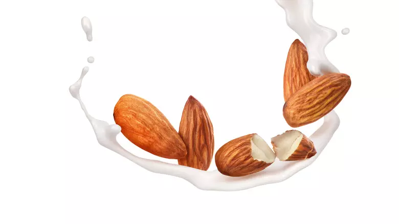 Almonds a cikin wani nau'i na madarar almond