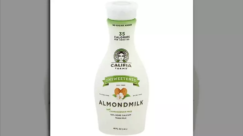 Bir şişe Califia Farms şekersiz badem sütü