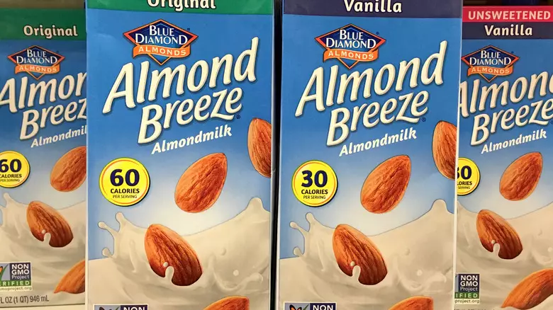 นมอัลมอนด์ Almond Breeze แบบออริจินัลและไม่หวานกล่อง