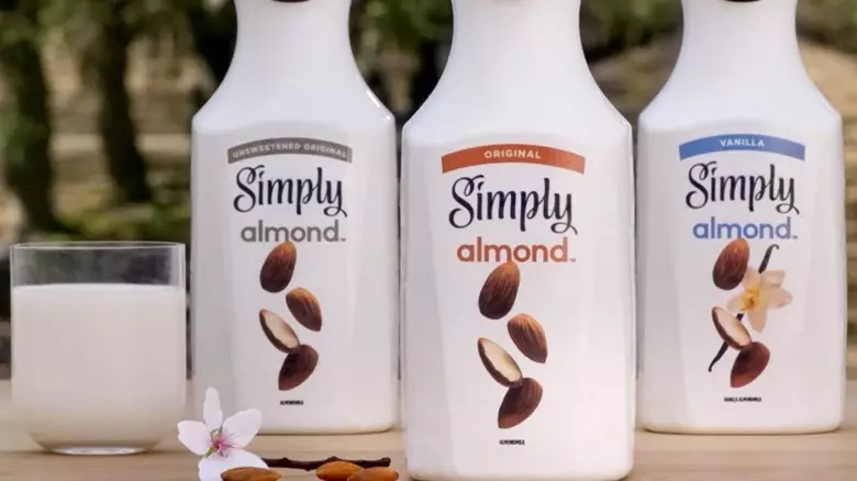 kwalabe uku na Simply Almond da gilashin madarar almond