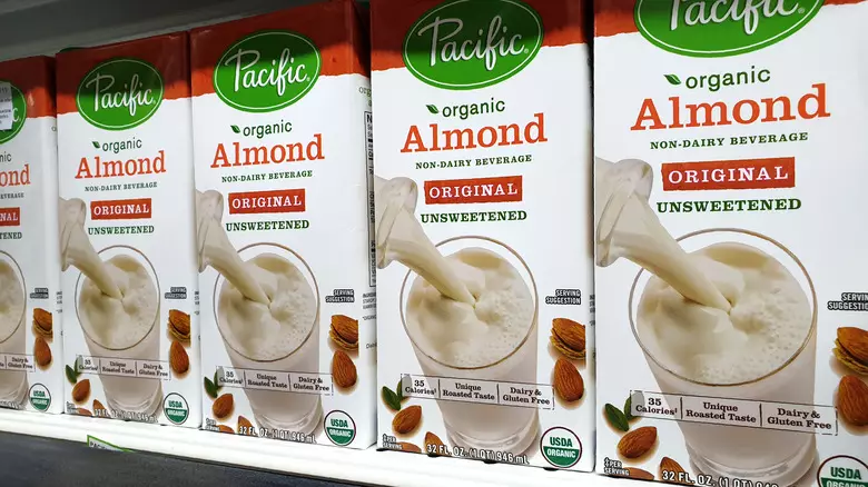 Une étagère de boisson aux amandes Pacific Foods