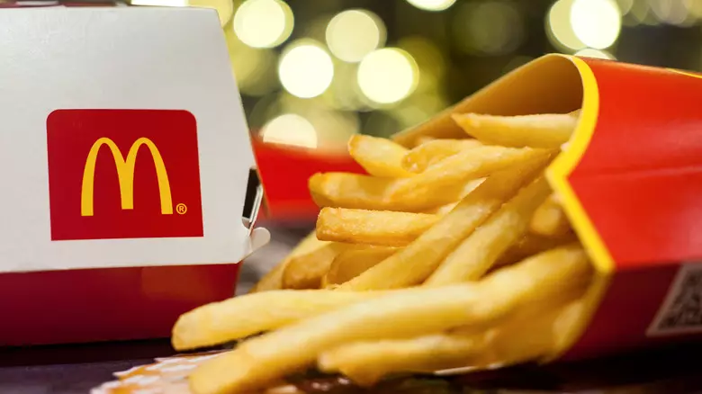cutie de cartofi prăjiți McDonald's pe tavă