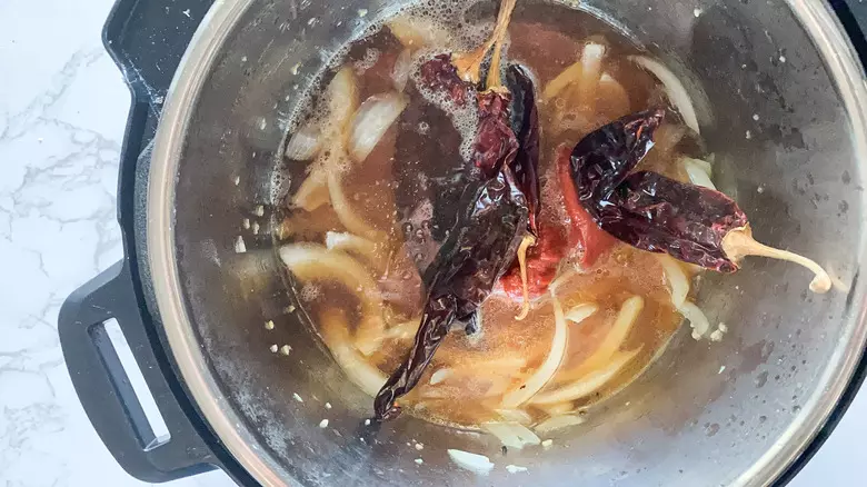 Comhábhair sautéing Pota Meandaracha