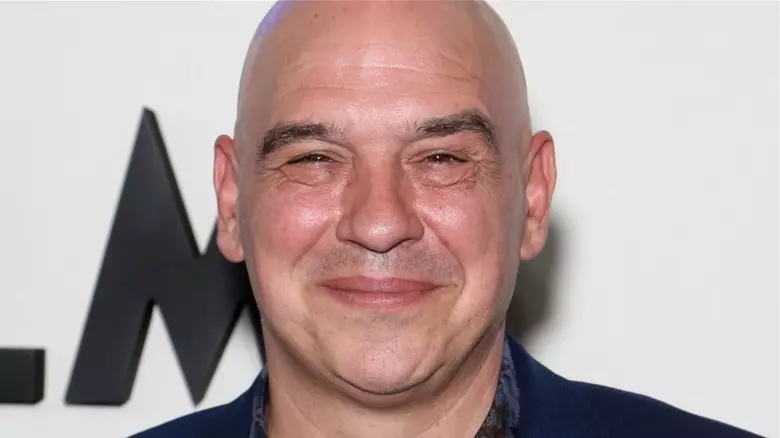 imberbe Michael Symon sorrindo