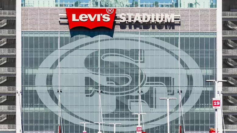 levi's stadium bil-logo ta' 49ers