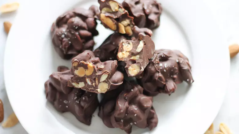 chocolade nut klusters op plaat