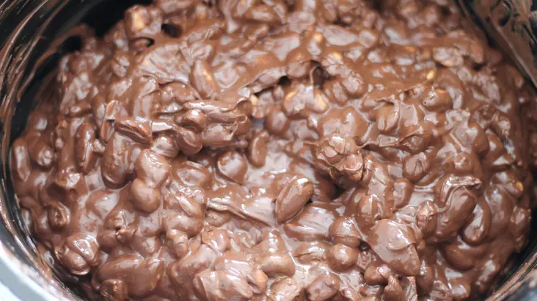 巧克力在慢燉鍋中融化